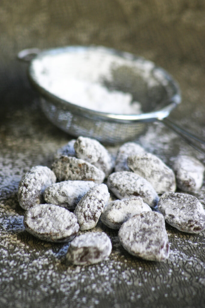 Chocolate coated almonds - NOMU