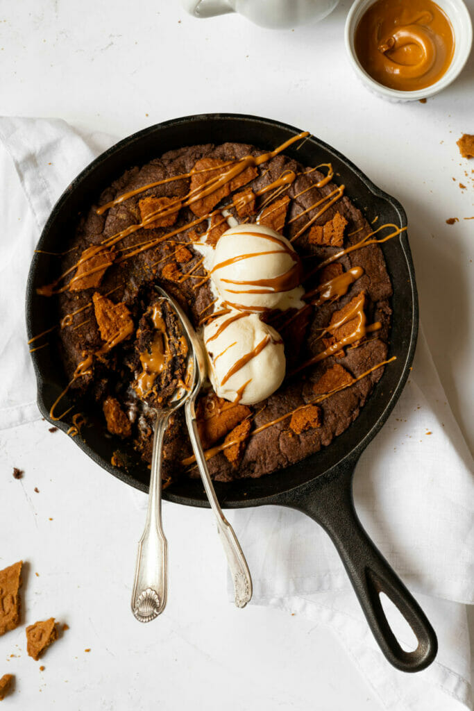 Biscoff-stuffed chocolate skillet cookie - NOMU
