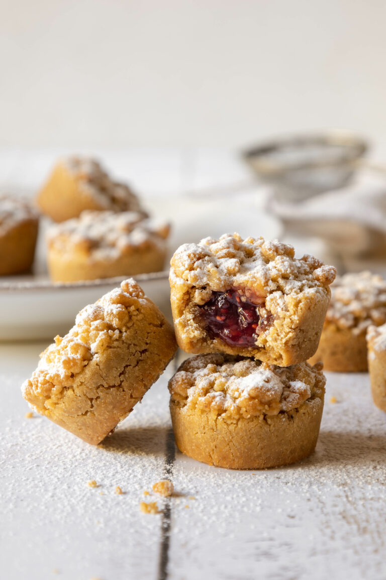 Jam crumble cookie cups - NOMU