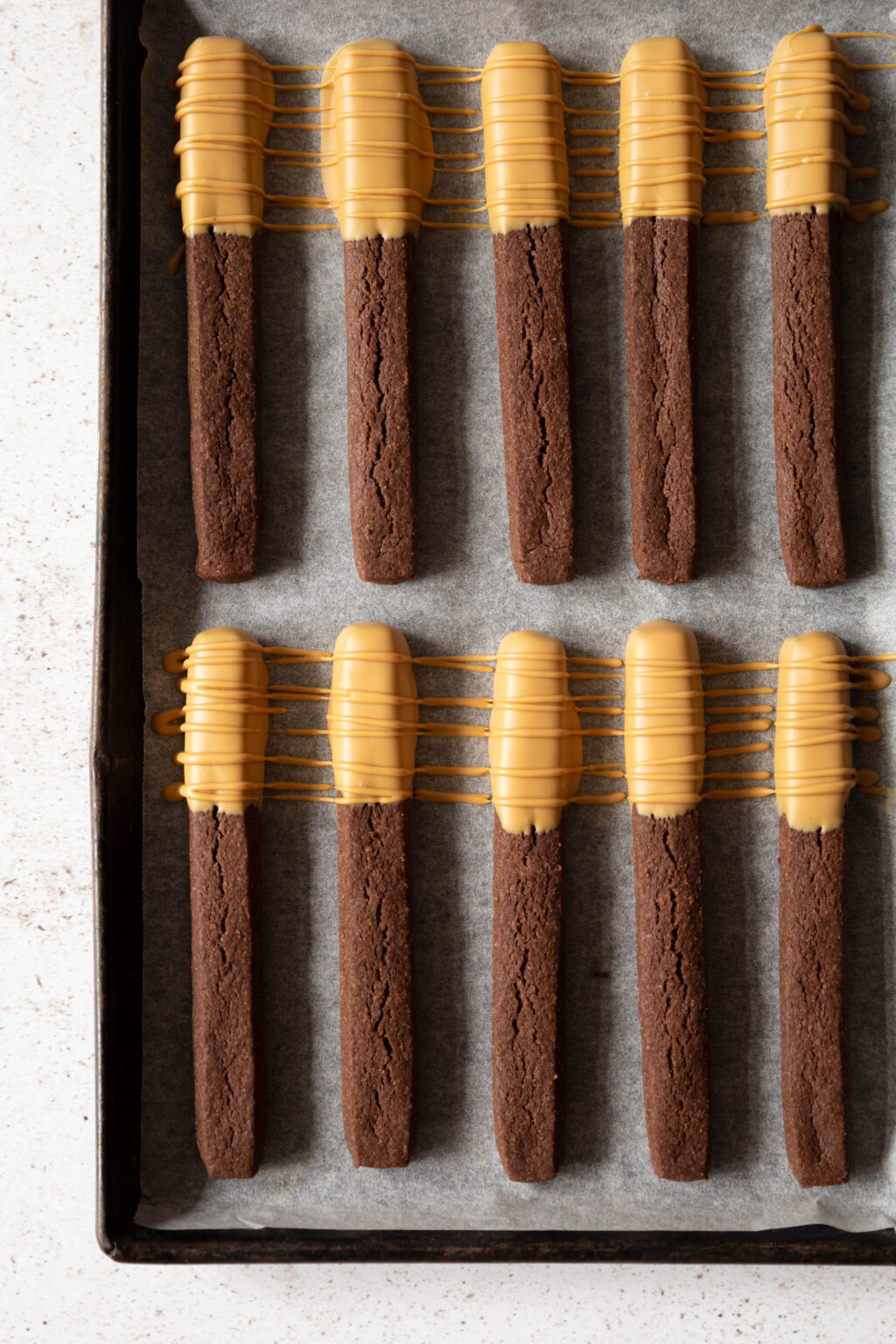 Caramel-dipped chocolate cookie sticks - NOMU