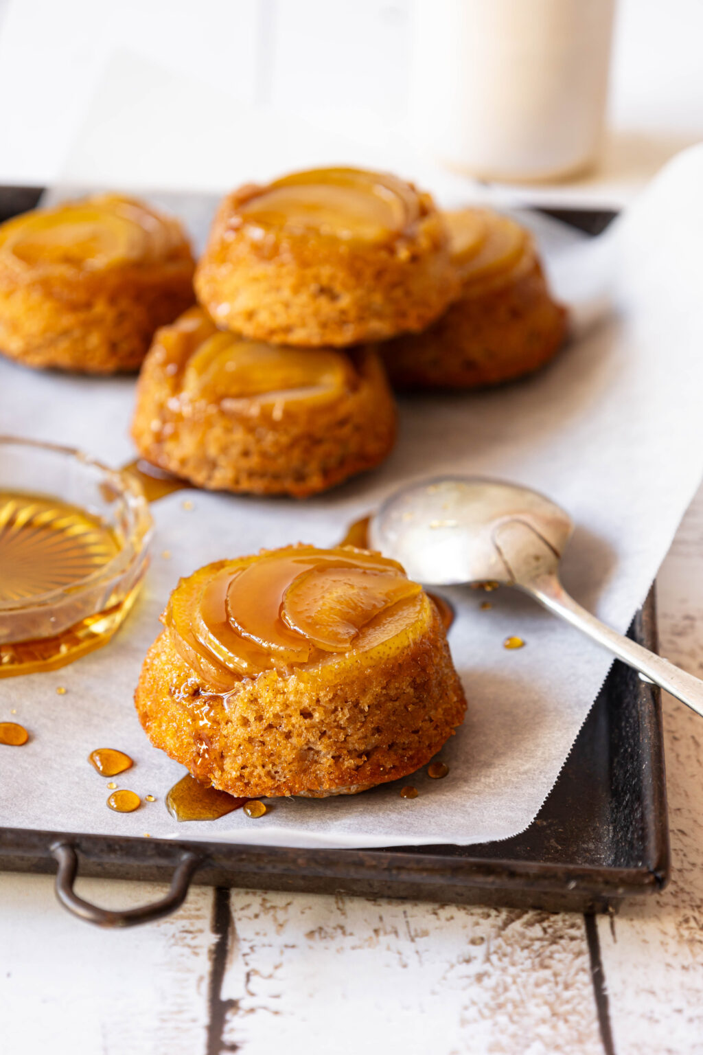 Pear & maple syrup tea cakes - NOMU