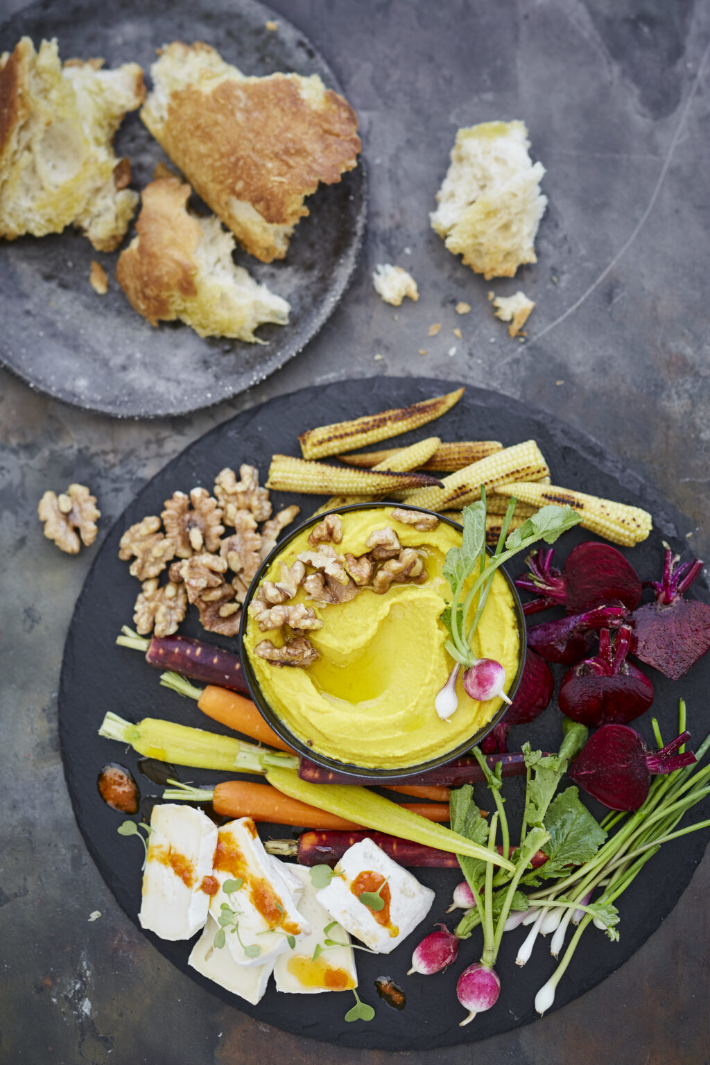 Crudite platter with sweet potato hummus - NOMU