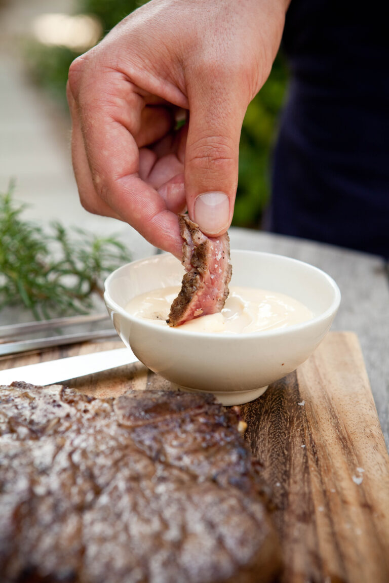 T-bone steak with coffee rub and homemade mayo - NOMU