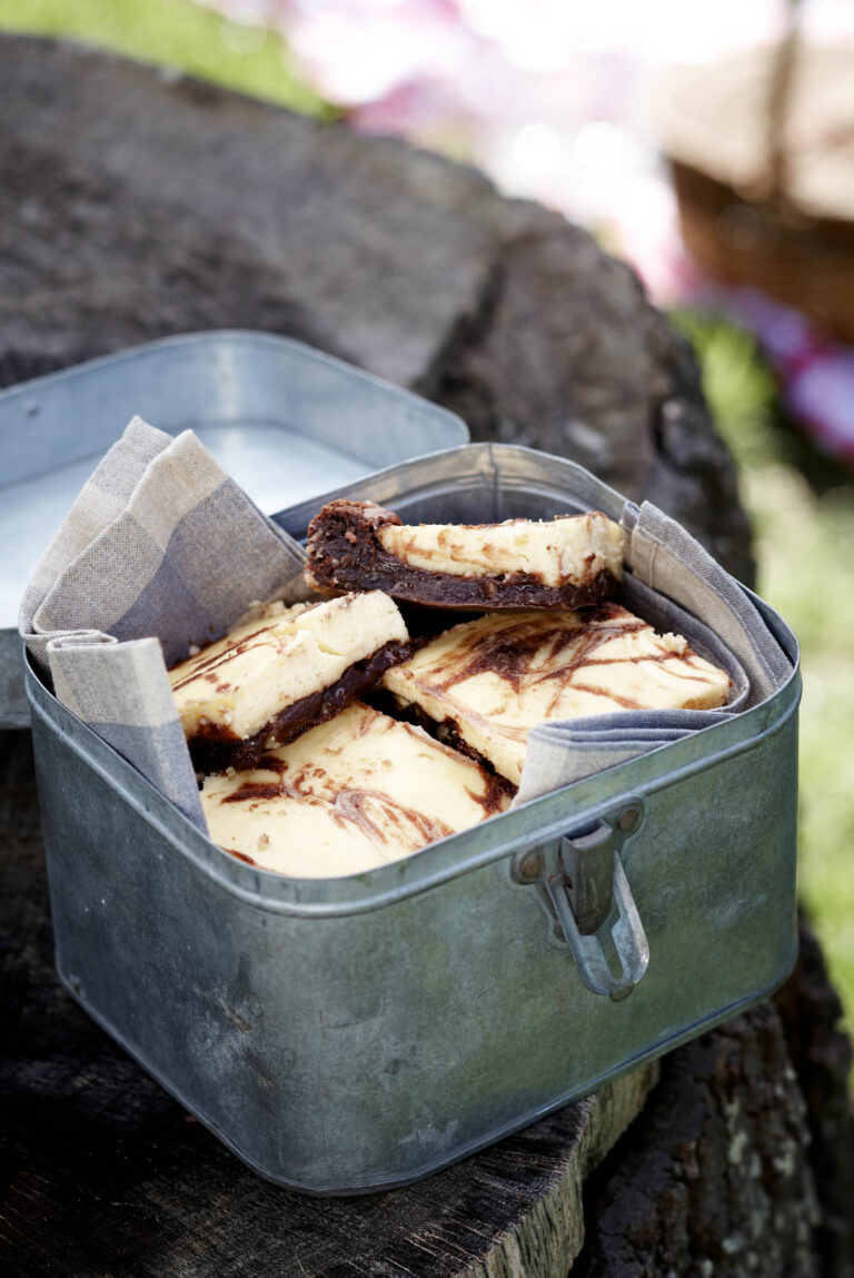 Chocolate Cheesecake Swirl Brownies - NOMU