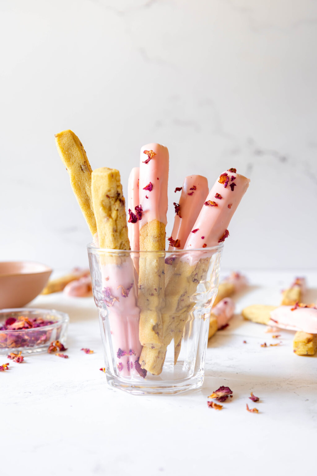 Rose & white chocolate cookie sticks - NOMU